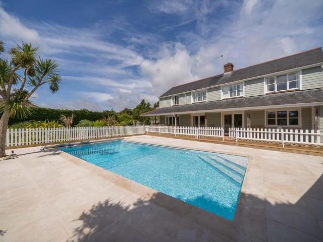 6 bedroom detached house for sale