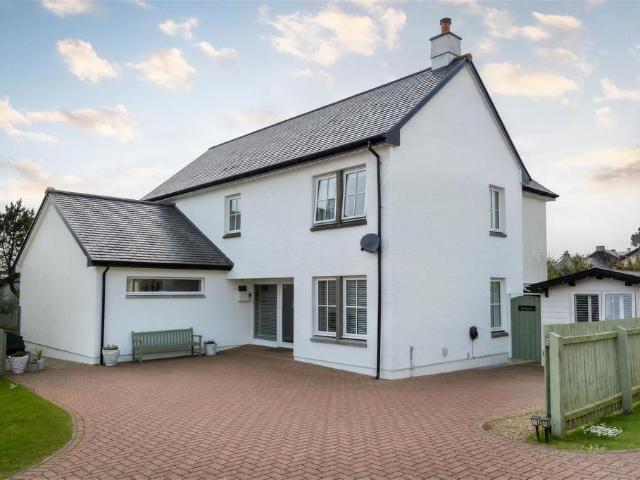 6 bedroom detached house for sale