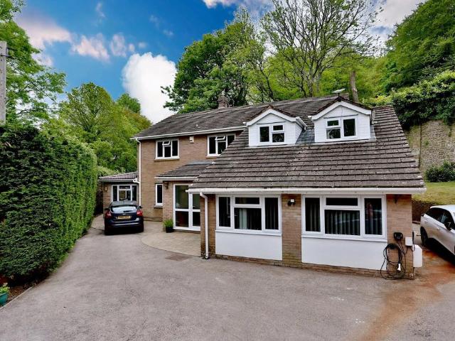 6 bedroom detached house for sale