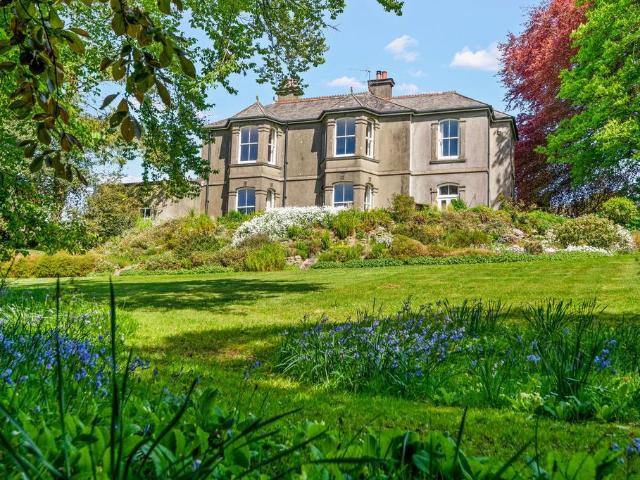 6 bedroom detached house for sale