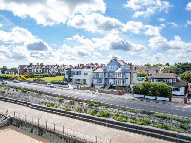 6 bedroom detached house for sale
