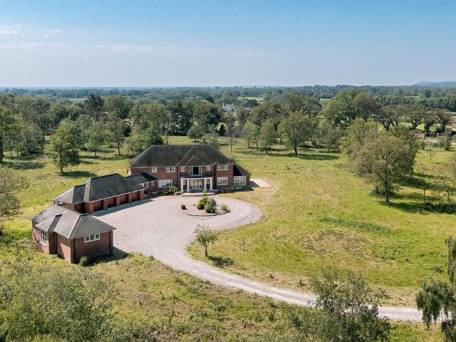 6 bedroom detached house for sale