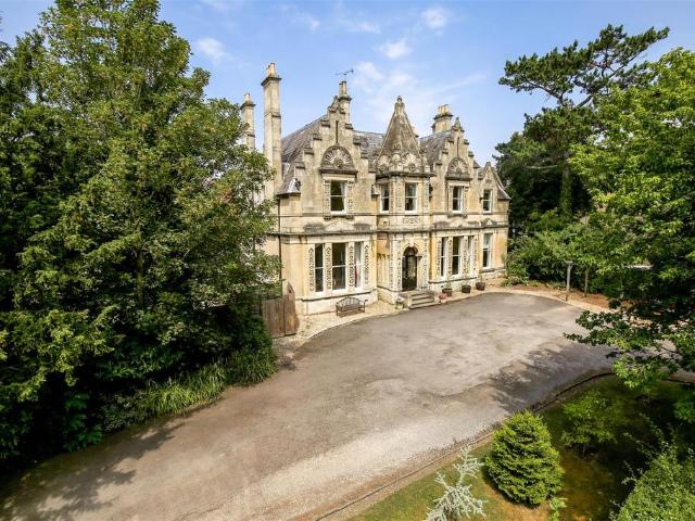 6 bedroom detached house for sale