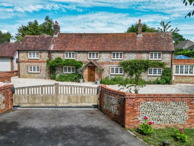6 bedroom detached house for sale