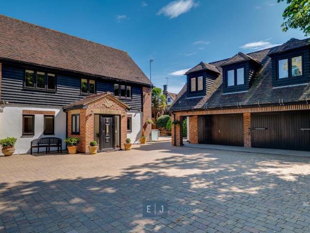 6 bedroom detached house for sale