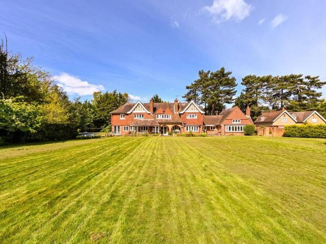 6 bedroom detached house for sale