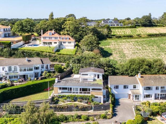 6 bedroom detached house for sale