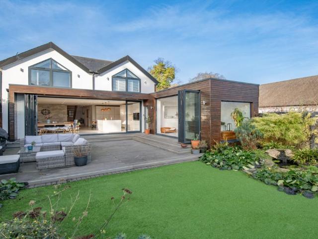6 bedroom detached house for sale