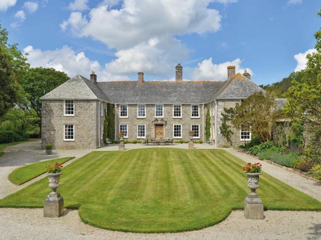 6 bedroom detached house for sale