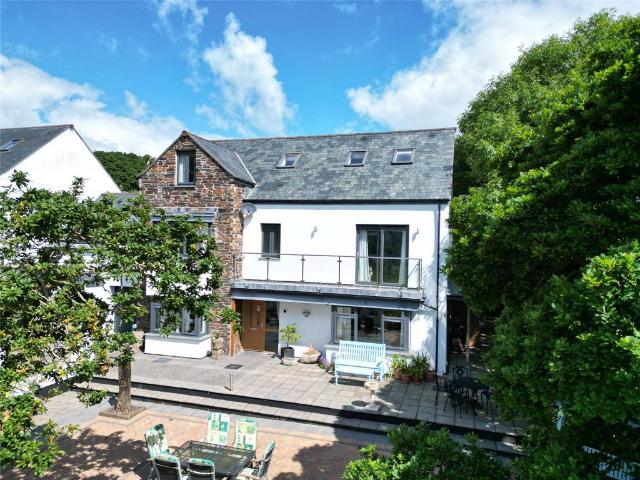 6 bedroom detached house for sale