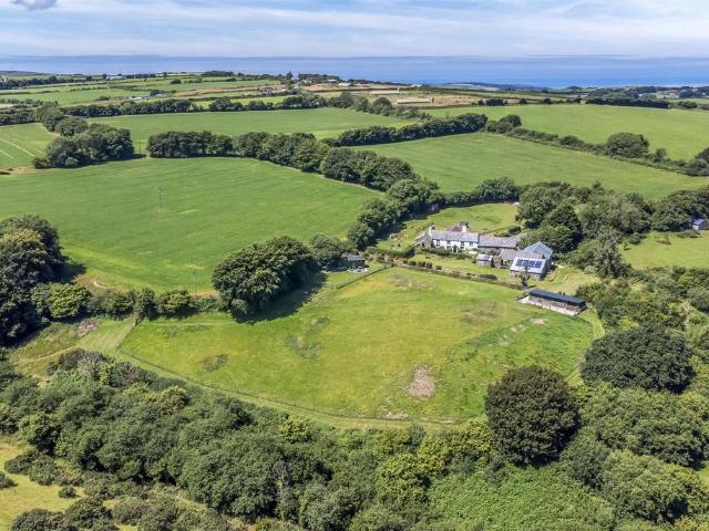 6 bedroom detached house for sale