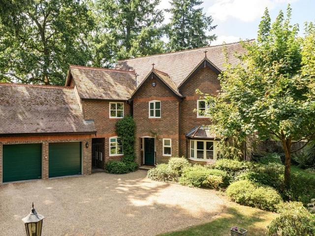 6 bedroom detached house for sale
