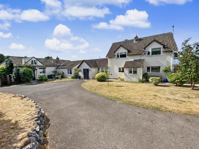 6 bedroom detached house for sale