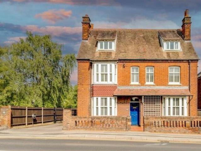 6 bedroom detached house for sale