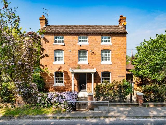 6 bedroom detached house for sale