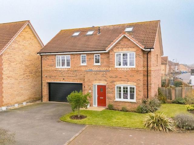 6 bedroom detached house for sale