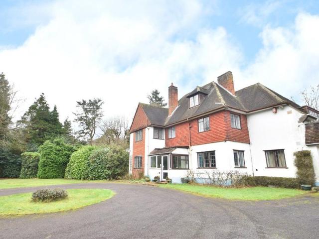 6 bedroom detached house for sale