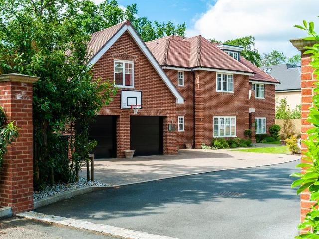 6 bedroom detached house for sale
