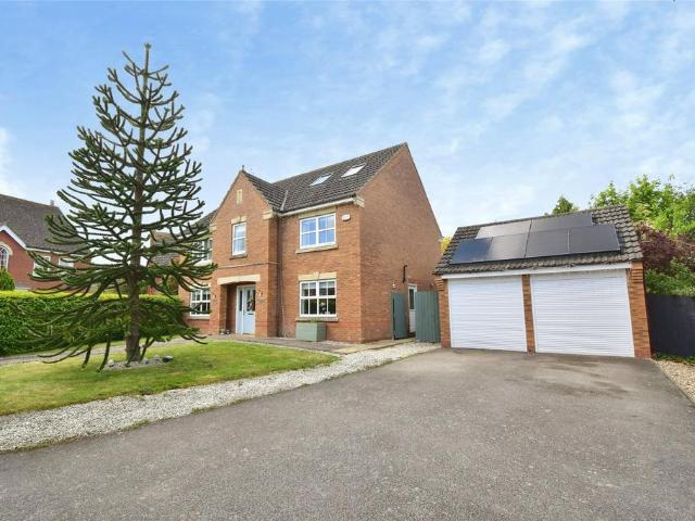 6 bedroom detached house for sale