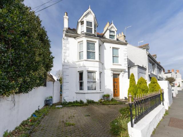 6 bedroom detached house for sale