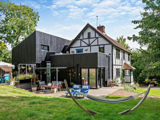 6 bedroom detached house for sale