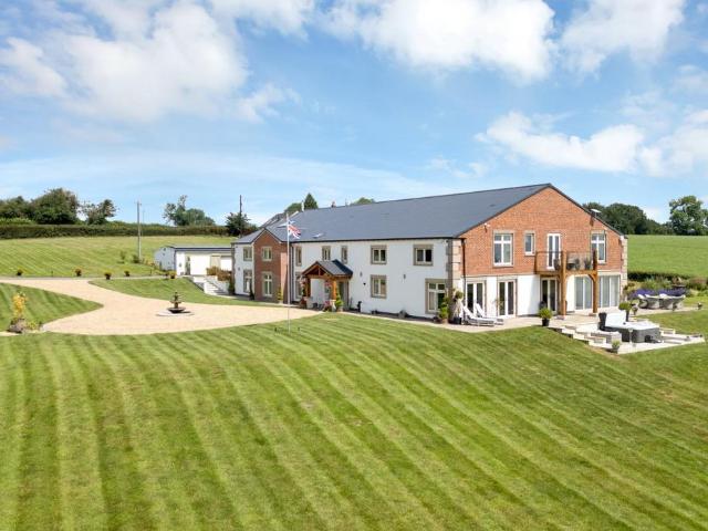 6 bedroom detached house for sale