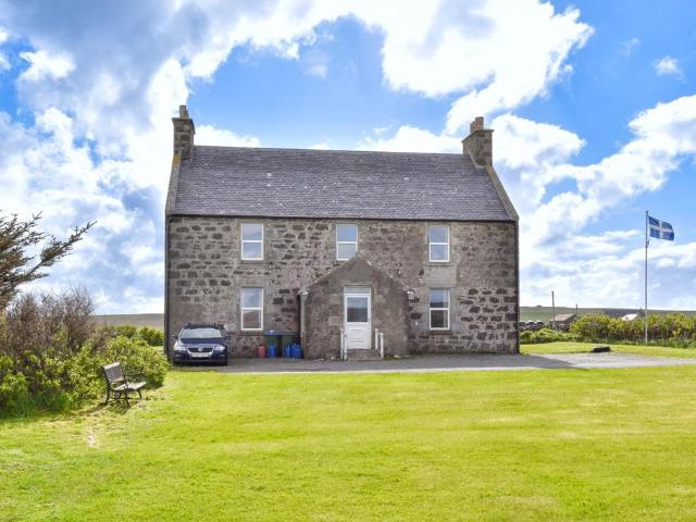 6 bedroom detached house for sale
