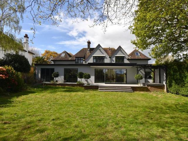 6 bedroom detached house for sale