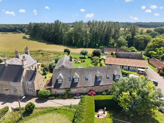 6 bedroom detached house for sale