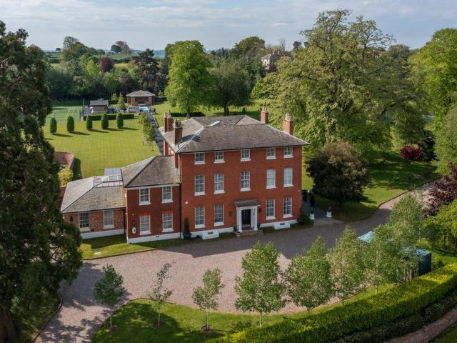 6 bedroom detached house for sale