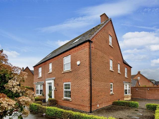 6 bedroom detached house for sale