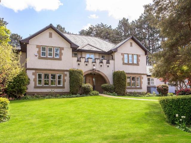 6 bedroom detached house for sale