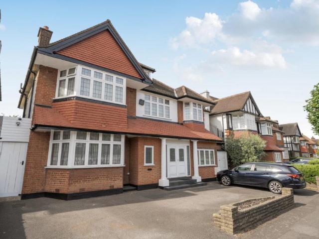 6 bedroom detached house for sale