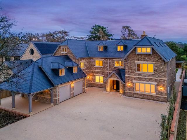 6 bedroom detached house for sale