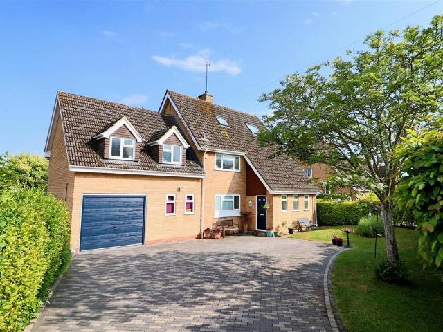 6 bedroom detached house for sale