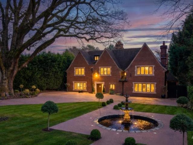6 bedroom detached house for sale