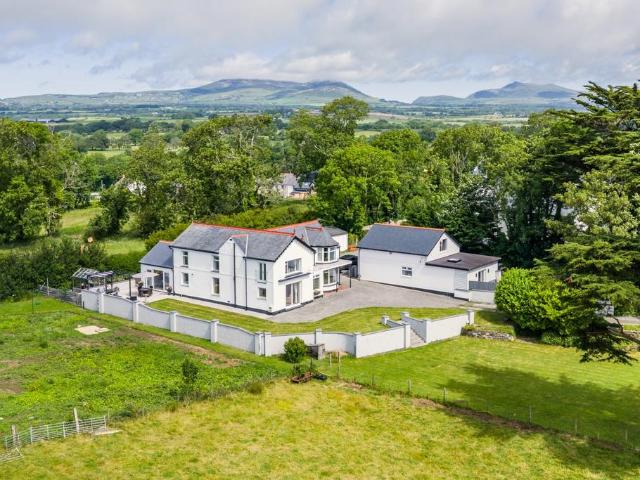 6 bedroom detached house for sale