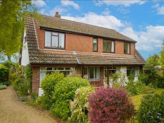 6 bedroom detached house for sale