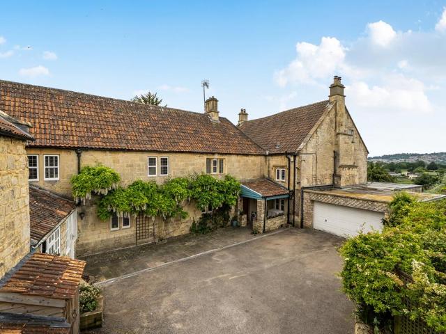 6 bedroom detached house for sale