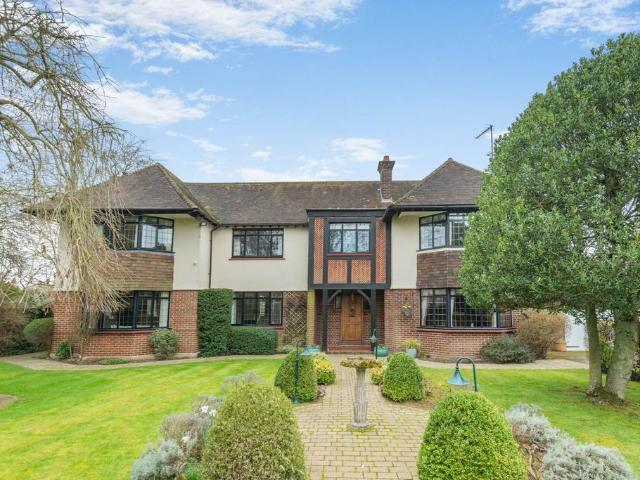 6 bedroom detached house for sale