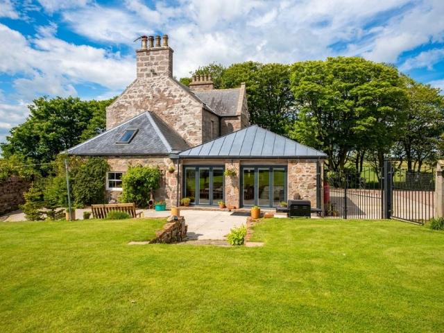 6 bedroom detached house for sale