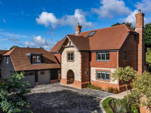 6 bedroom detached house for sale
