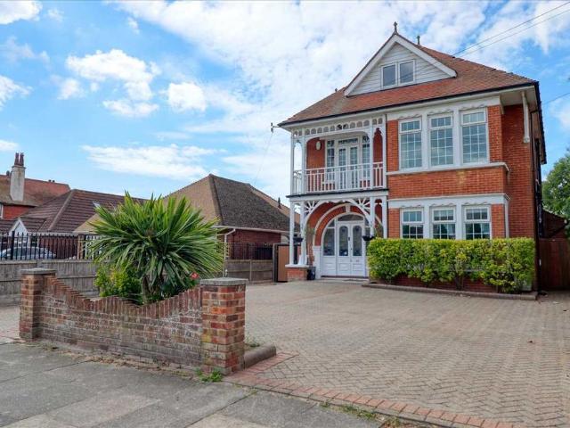 6 bedroom detached house for sale