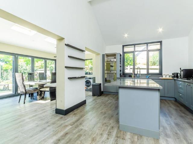 6 bedroom detached house for sale