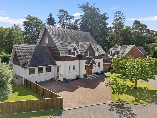 6 bedroom detached house for sale