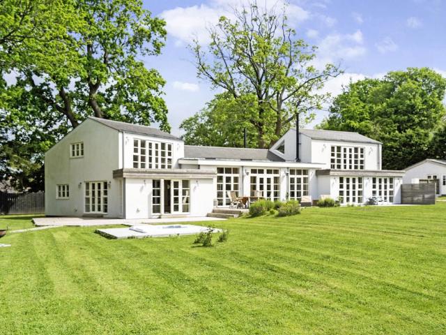 6 bedroom detached house for sale