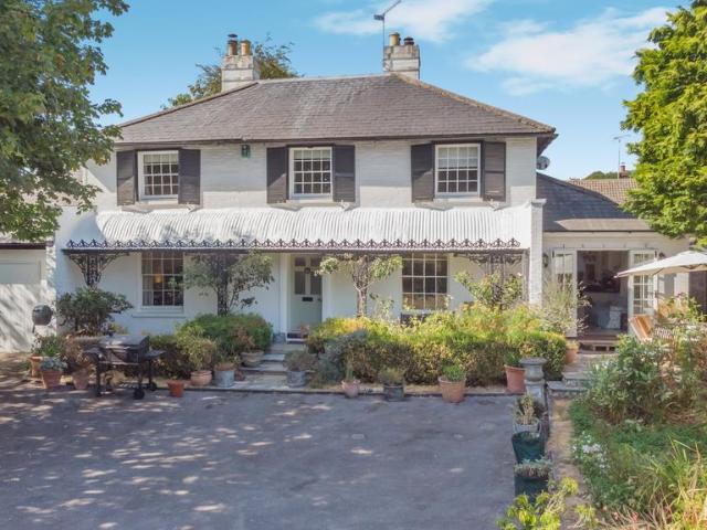 6 bedroom detached house for sale
