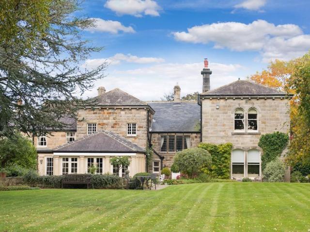6 bedroom detached house for sale