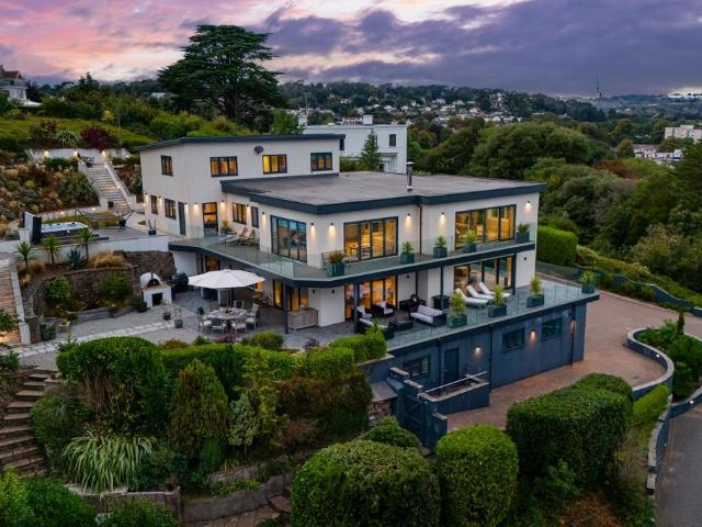 6 bedroom detached house for sale