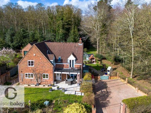 6 bedroom detached house for sale